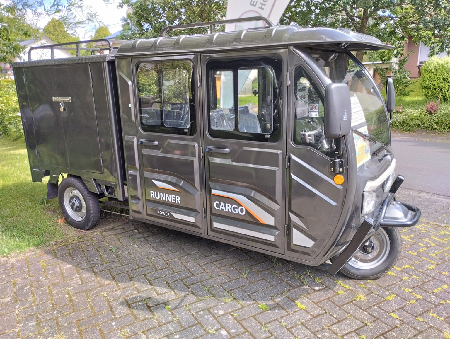 Cargo Runner Double Cab Kasten - Elektromobilität Hoher Westerwald